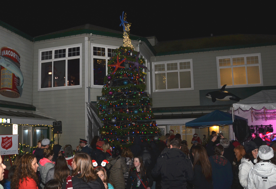 Chamber lights up for Christmas - Photo Gallery - Anacortes Today